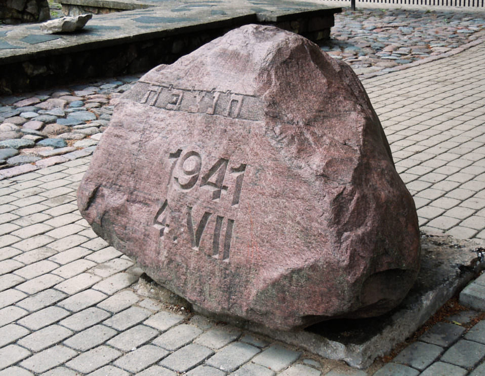 Latvians commemorate Holocaust victims - International March of the Living